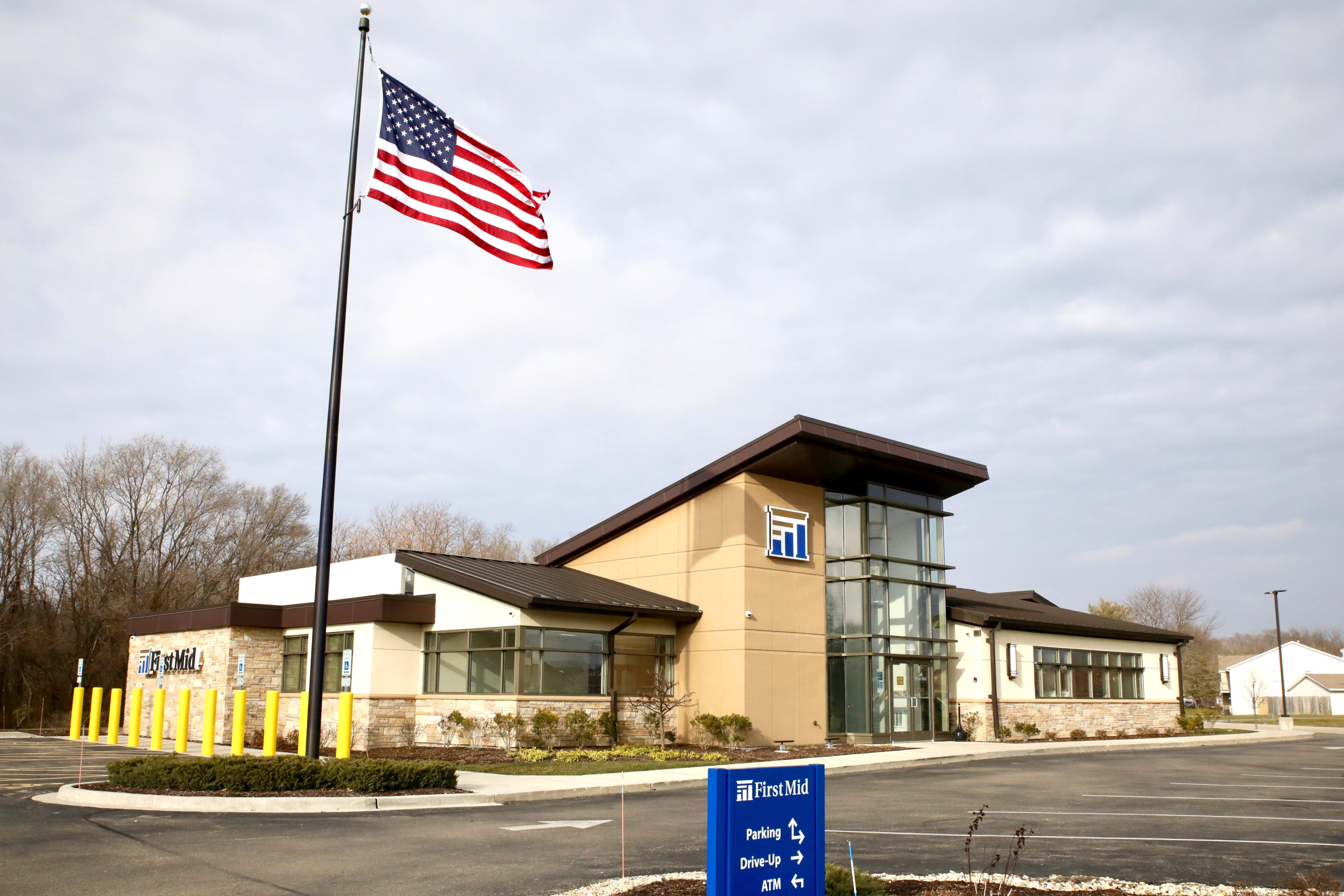 First Mid Bank & Trust - Roscoe, IL 61073
