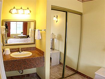 Glen Capri Inn & Suites - Glendale, CA 91201